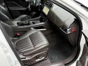 White Jaguar F-Pace 2016 in Taurage, with an engine capacity of 2.00 L and mileage of 170 thousand km for 12700 €, photo 27 on AUTOMOTO.COM.LV