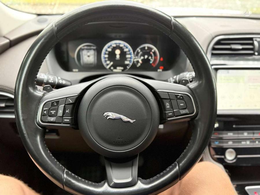 White Jaguar F-Pace 2016 in Taurage, with an engine capacity of 2.00 L and mileage of 170 thousand km for 12700 €, photo 33 on AUTOMOTO.COM.LV
