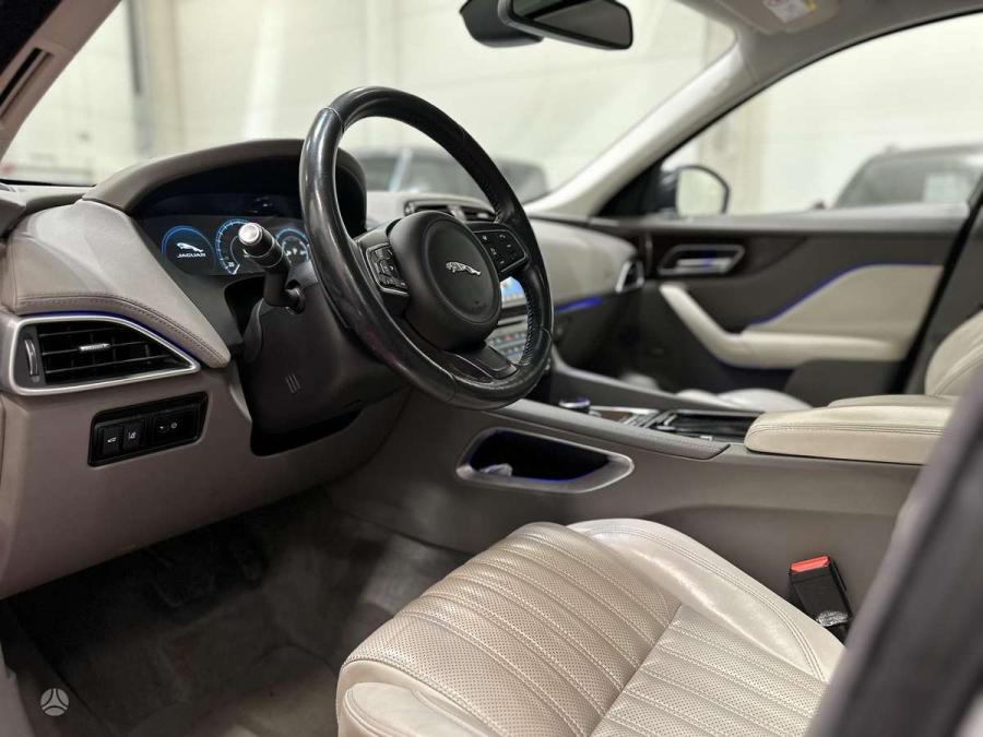 Balts Jaguar F-Pace 2016 Viļņa, ar dzinēja tilpumu 3.00 L un nobraukumu 180 tūkst. km par 14790 €, foto 13 vietnē AUTOMOTO.COM.LV