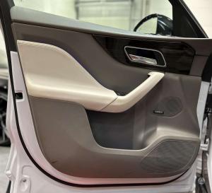 Balts Jaguar F-Pace 2016 Viļņa, ar dzinēja tilpumu 3.00 L un nobraukumu 180 tūkst. km par 14790 €, foto 15 vietnē AUTOMOTO.COM.LV