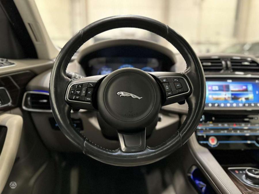 Balts Jaguar F-Pace 2016 Viļņa, ar dzinēja tilpumu 3.00 L un nobraukumu 180 tūkst. km par 14790 €, foto 19 vietnē AUTOMOTO.COM.LV