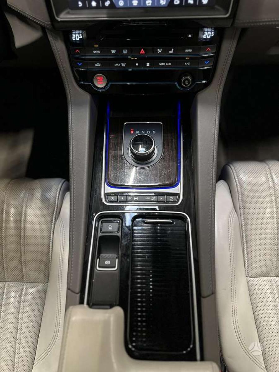 Balts Jaguar F-Pace 2016 Viļņa, ar dzinēja tilpumu 3.00 L un nobraukumu 180 tūkst. km par 14790 €, foto 22 vietnē AUTOMOTO.COM.LV
