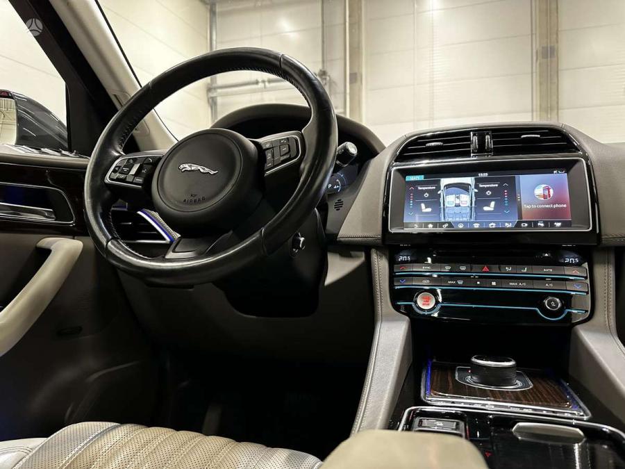 Balts Jaguar F-Pace 2016 Viļņa, ar dzinēja tilpumu 3.00 L un nobraukumu 180 tūkst. km par 14790 €, foto 24 vietnē AUTOMOTO.COM.LV