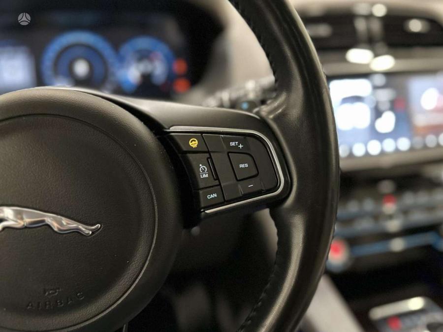 Balts Jaguar F-Pace 2016 Viļņa, ar dzinēja tilpumu 3.00 L un nobraukumu 180 tūkst. km par 14790 €, foto 25 vietnē AUTOMOTO.COM.LV