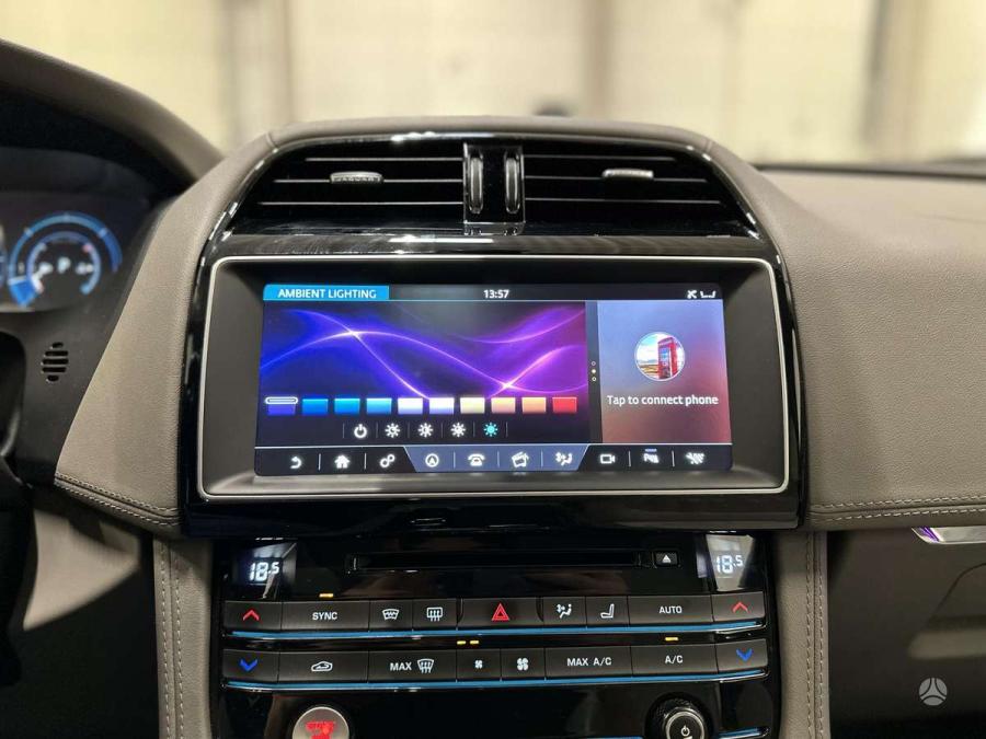 Balts Jaguar F-Pace 2016 Viļņa, ar dzinēja tilpumu 3.00 L un nobraukumu 180 tūkst. km par 14790 €, foto 28 vietnē AUTOMOTO.COM.LV
