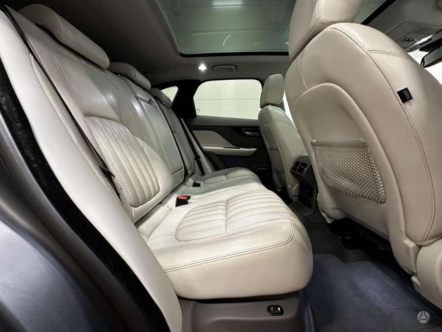 Balts Jaguar F-Pace 2016 Viļņa, ar dzinēja tilpumu 3.00 L un nobraukumu 180 tūkst. km par 14790 €, foto 32 vietnē AUTOMOTO.COM.LV
