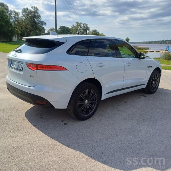 Jaguar F-Pace 2016 in Riga on AUTOMOTO.COM.LV White Jaguar F-Pace 2016 in Riga, with an engine capacity of 2.00 L and mileage of 159 thousand km for 15300 €, photo 4 on AUTOMOTO.COM.LV
