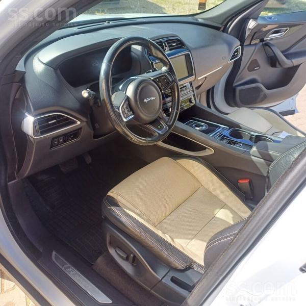 Jaguar F-Pace 2016 in Riga on AUTOMOTO.COM.LV White Jaguar F-Pace 2016 in Riga, with an engine capacity of 2.00 L and mileage of 159 thousand km for 15300 €, photo 6 on AUTOMOTO.COM.LV