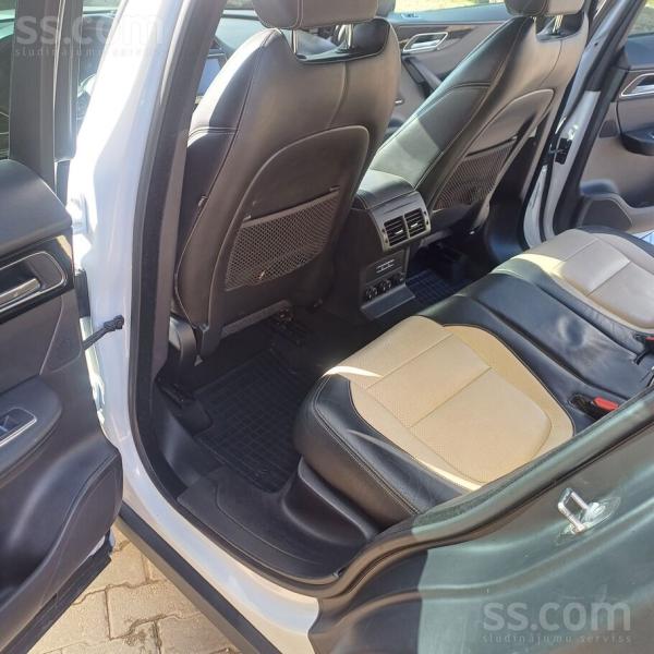 White Jaguar F-Pace 2016 in Riga, with an engine capacity of 2.00 L and mileage of 159 thousand km for 15300 €, photo 7 on AUTOMOTO.COM.LV