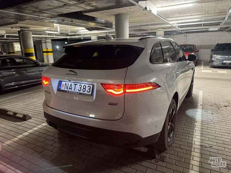 White Jaguar F-Pace 2017 in Kaunas, with an engine capacity of 2.00 L and mileage of 162 thousand km for 13450 €, photo 5 on AUTOMOTO.COM.LV