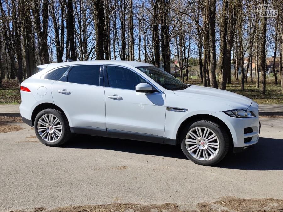 White Jaguar F-Pace 2017 in Siauliai, with an engine capacity of 2.00 L and mileage of 227 thousand km for 13450 €, photo 5 on AUTOMOTO.COM.LV
