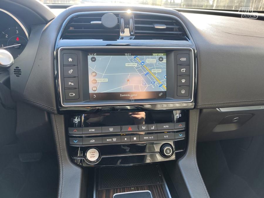 White Jaguar F-Pace 2017 in Siauliai, with an engine capacity of 2.00 L and mileage of 227 thousand km for 13450 €, photo 17 on AUTOMOTO.COM.LV