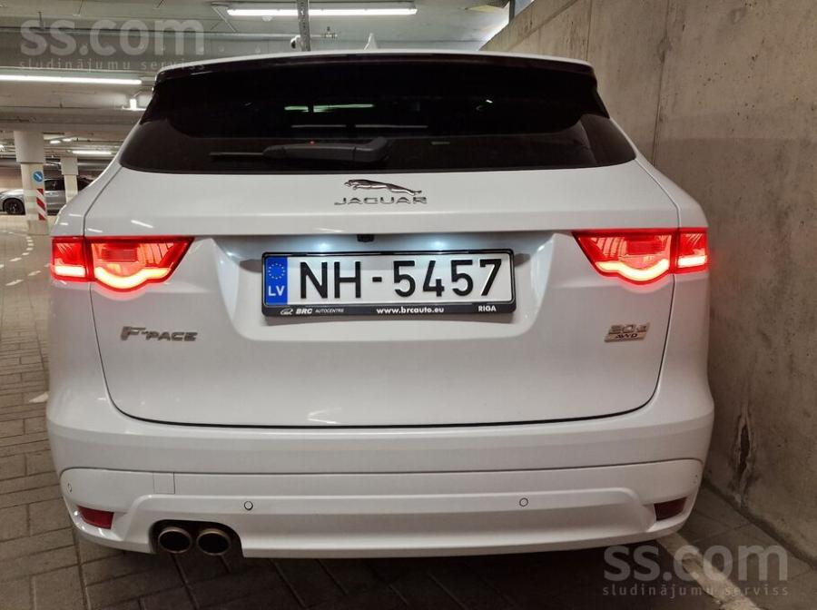 White Jaguar F-Pace 2017 in Riga, with an engine capacity of 2.00 L and mileage of 85 thousand km for 21500 €, photo 4 on AUTOMOTO.COM.LV