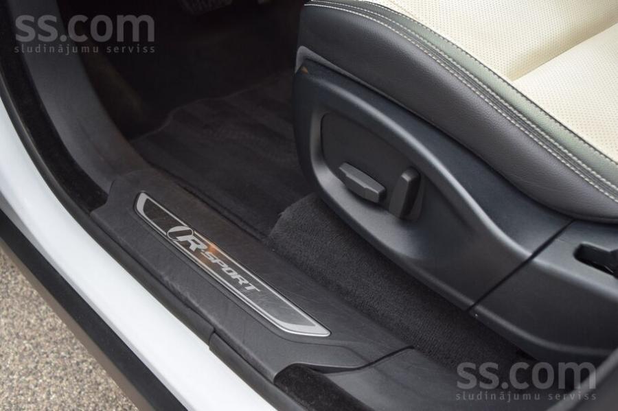 White Jaguar F-Pace 2017 in Riga, with an engine capacity of 2.00 L and mileage of 85 thousand km for 21500 €, photo 26 on AUTOMOTO.COM.LV