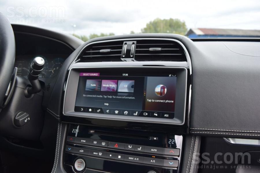 White Jaguar F-Pace 2017 in Riga, with an engine capacity of 2.00 L and mileage of 85 thousand km for 21500 €, photo 28 on AUTOMOTO.COM.LV