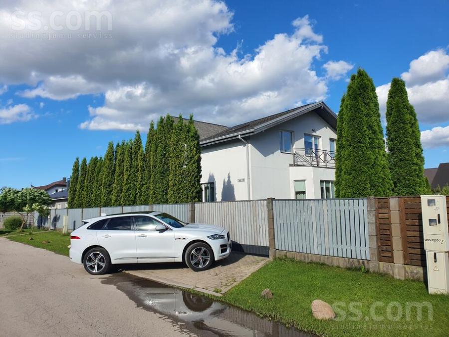 White Jaguar F-Pace 2017 in Riga, with an engine capacity of 2.00 L and mileage of 85 thousand km for 21500 €, photo 32 on AUTOMOTO.COM.LV