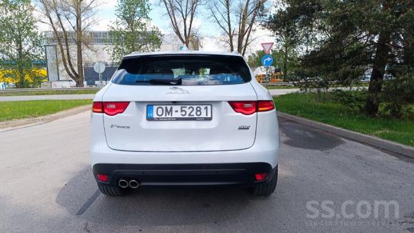 White Jaguar F-Pace 2017 in Riga, with an engine capacity of 2.00 L and mileage of 97 thousand km for 15900 €, photo 6 on AUTOMOTO.COM.LV