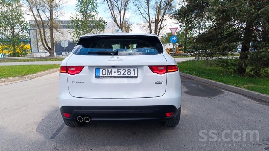 White Jaguar F-Pace 2017 in Riga, with an engine capacity of 2.00 L and mileage of 97 thousand km for 15900 €, photo 7 on AUTOMOTO.COM.LV