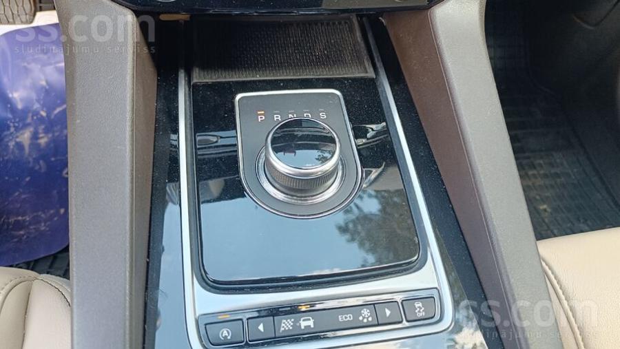White Jaguar F-Pace 2017 in Riga, with an engine capacity of 2.00 L and mileage of 97 thousand km for 15900 €, photo 13 on AUTOMOTO.COM.LV