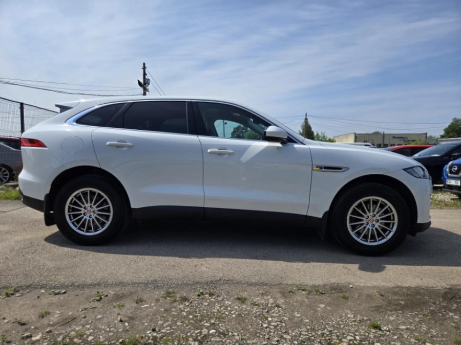 White Jaguar F-Pace 2017 in Riga, with an engine capacity of 2.00 L and mileage of 56 thousand km for 17700 €, photo 5 on AUTOMOTO.COM.LV