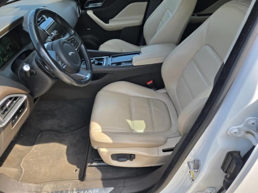 White Jaguar F-Pace 2017 in Riga, with an engine capacity of 2.00 L and mileage of 56 thousand km for 17700 €, photo 10 on AUTOMOTO.COM.LV