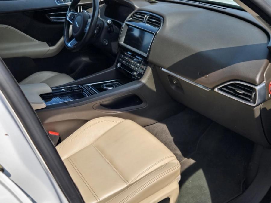 White Jaguar F-Pace 2017 in Riga, with an engine capacity of 2.00 L and mileage of 56 thousand km for 17700 €, photo 16 on AUTOMOTO.COM.LV