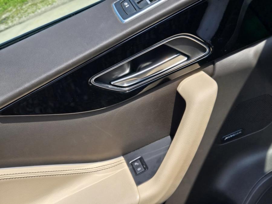 White Jaguar F-Pace 2017 in Riga, with an engine capacity of 2.00 L and mileage of 56 thousand km for 17700 €, photo 18 on AUTOMOTO.COM.LV