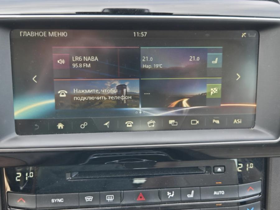 White Jaguar F-Pace 2017 in Riga, with an engine capacity of 2.00 L and mileage of 56 thousand km for 17700 €, photo 21 on AUTOMOTO.COM.LV