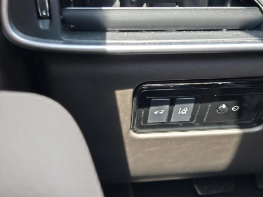 White Jaguar F-Pace 2017 in Riga, with an engine capacity of 2.00 L and mileage of 56 thousand km for 17700 €, photo 26 on AUTOMOTO.COM.LV