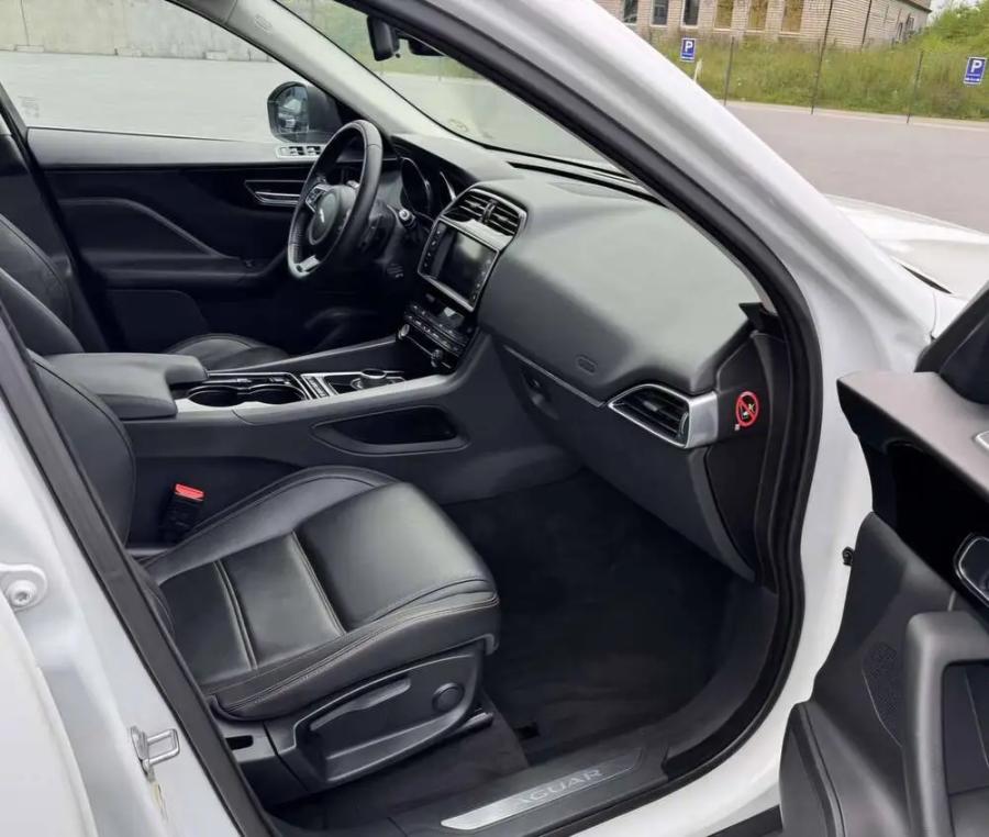 Balts Jaguar F-Pace 2017 Telšiai, ar dzinēja tilpumu 2.00 L un nobraukumu 213 tūkst. km par 8990 €, foto 12 vietnē AUTOMOTO.COM.LV