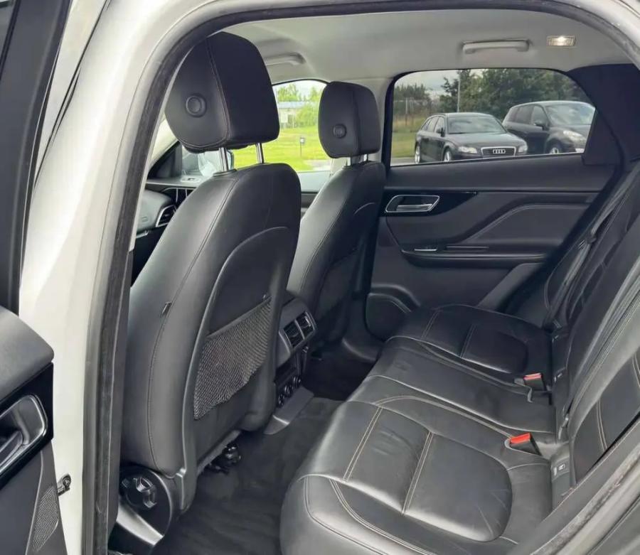 Balts Jaguar F-Pace 2017 Telšiai, ar dzinēja tilpumu 2.00 L un nobraukumu 213 tūkst. km par 8990 €, foto 15 vietnē AUTOMOTO.COM.LV