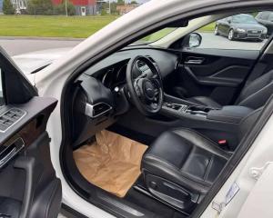 Balts Jaguar F-Pace 2017 Telšiai, ar dzinēja tilpumu 2.00 L un nobraukumu 213 tūkst. km par 8990 €, foto 17 vietnē AUTOMOTO.COM.LV