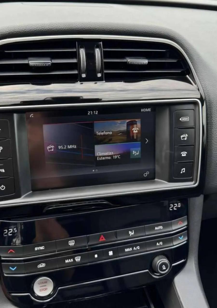 Balts Jaguar F-Pace 2017 Telšiai, ar dzinēja tilpumu 2.00 L un nobraukumu 213 tūkst. km par 8990 €, foto 19 vietnē AUTOMOTO.COM.LV