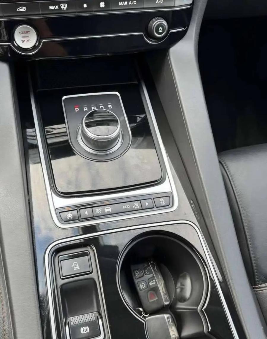 Balts Jaguar F-Pace 2017 Telšiai, ar dzinēja tilpumu 2.00 L un nobraukumu 213 tūkst. km par 8990 €, foto 20 vietnē AUTOMOTO.COM.LV