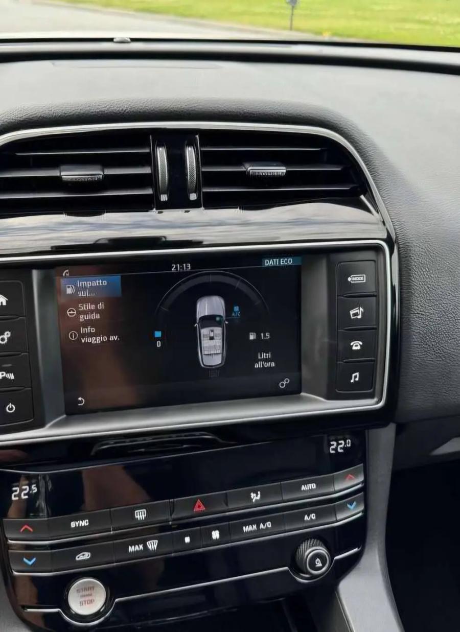 Balts Jaguar F-Pace 2017 Telšiai, ar dzinēja tilpumu 2.00 L un nobraukumu 213 tūkst. km par 8990 €, foto 22 vietnē AUTOMOTO.COM.LV