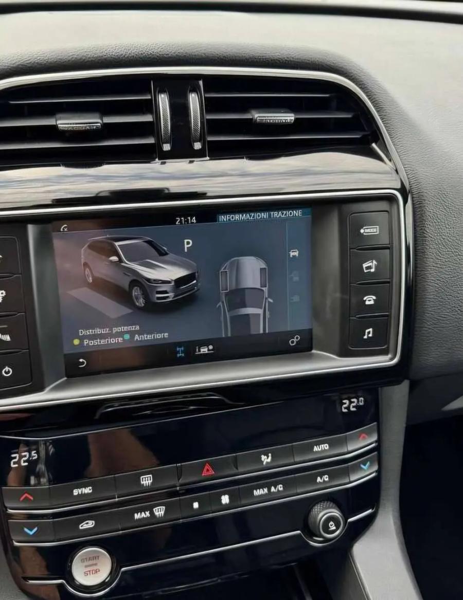 Balts Jaguar F-Pace 2017 Telšiai, ar dzinēja tilpumu 2.00 L un nobraukumu 213 tūkst. km par 8990 €, foto 26 vietnē AUTOMOTO.COM.LV