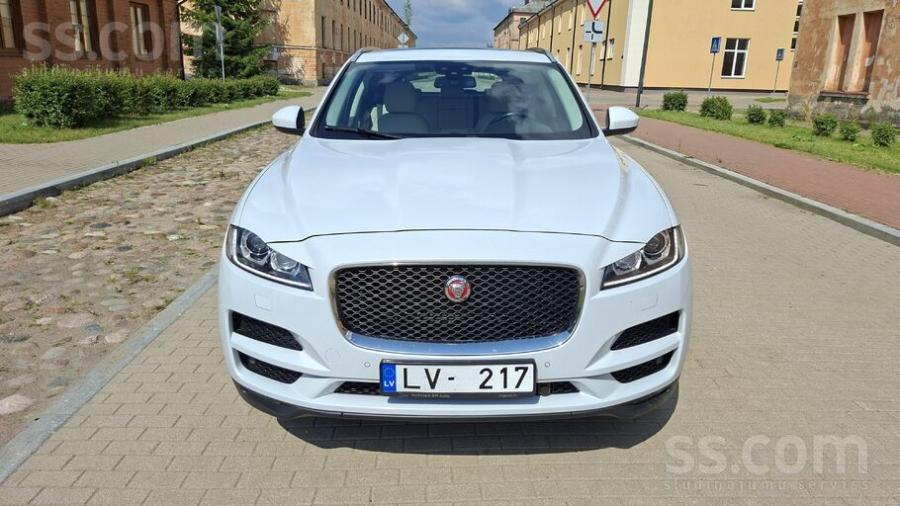Balts Jaguar F-Pace 2017 Preiļi, ar dzinēja tilpumu 2.00 L un nobraukumu 160 tūkst. km par 13500 €, foto 4 vietnē AUTOMOTO.COM.LV