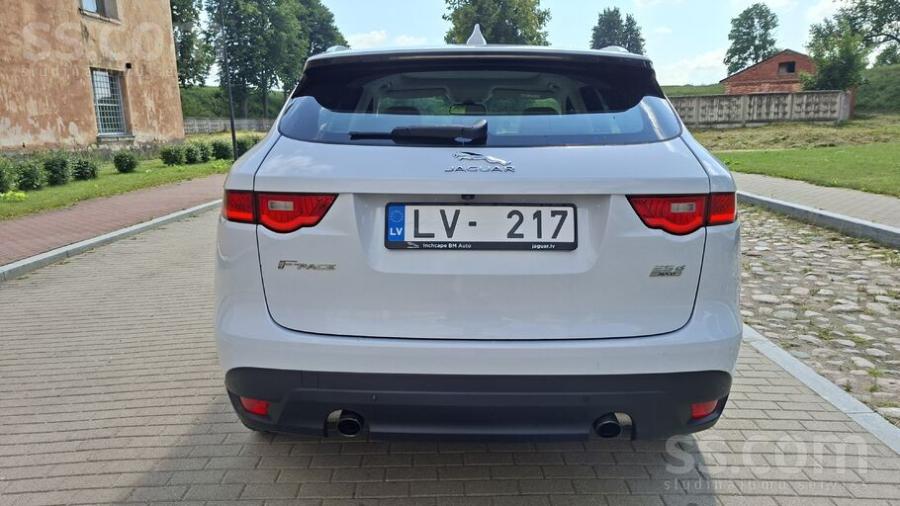 Balts Jaguar F-Pace 2017 Preiļi, ar dzinēja tilpumu 2.00 L un nobraukumu 160 tūkst. km par 13500 €, foto 7 vietnē AUTOMOTO.COM.LV
