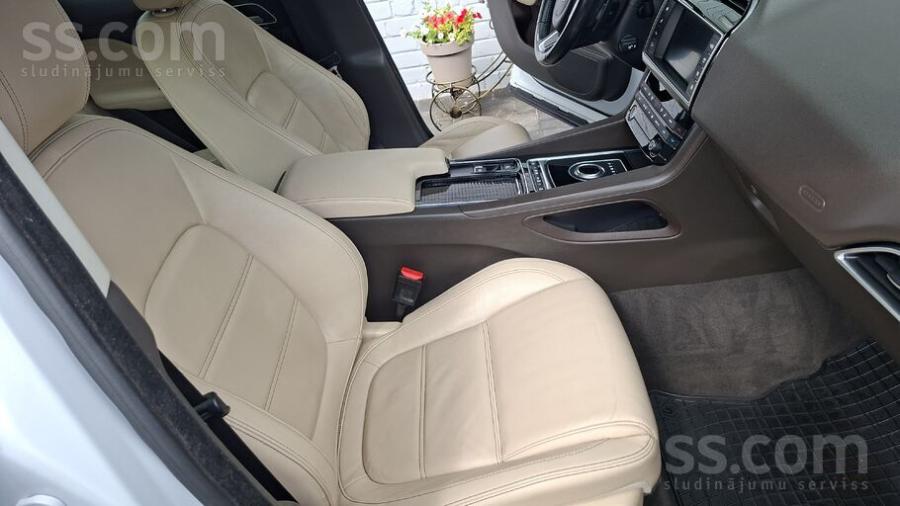 Balts Jaguar F-Pace 2017 Preiļi, ar dzinēja tilpumu 2.00 L un nobraukumu 160 tūkst. km par 13500 €, foto 12 vietnē AUTOMOTO.COM.LV