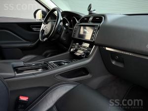 White Jaguar F-Pace 2017 in Riga, with an engine capacity of 2.00 L and mileage of 227 thousand km for 12800 €, photo 7 on AUTOMOTO.COM.LV