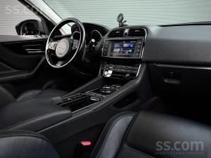 White Jaguar F-Pace 2017 in Riga, with an engine capacity of 2.00 L and mileage of 227 thousand km for 12800 €, photo 8 on AUTOMOTO.COM.LV