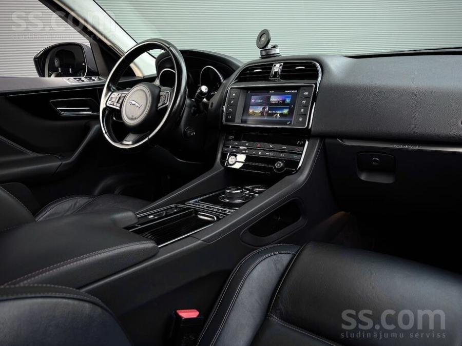 White Jaguar F-Pace 2017 in Riga, with an engine capacity of 2.00 L and mileage of 227 thousand km for 12800 €, photo 8 on AUTOMOTO.COM.LV