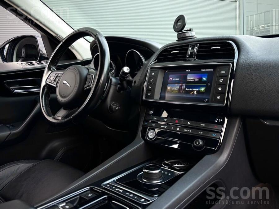 White Jaguar F-Pace 2017 in Riga, with an engine capacity of 2.00 L and mileage of 227 thousand km for 12800 €, photo 11 on AUTOMOTO.COM.LV