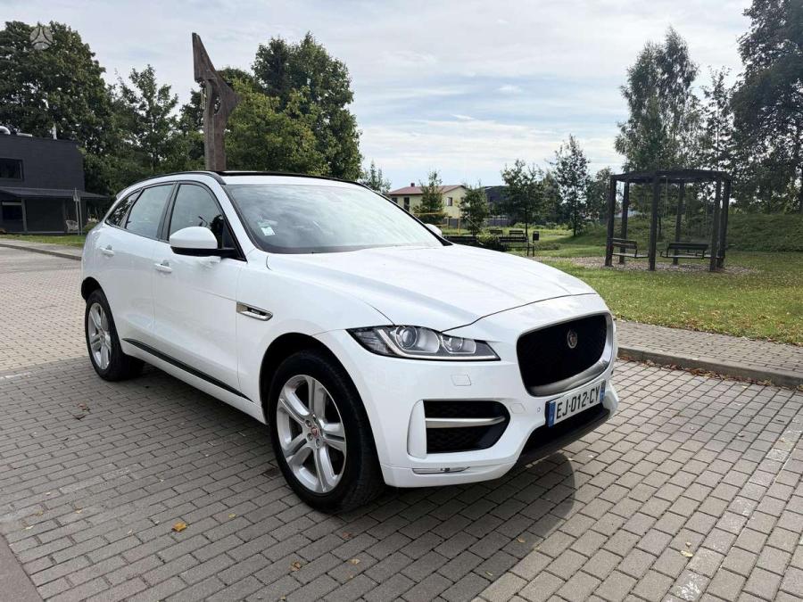 White Jaguar F-Pace 2017 in Taurage, with an engine capacity of 2.00 L and mileage of 170 thousand km for 12700 €, photo 4 on AUTOMOTO.COM.LV