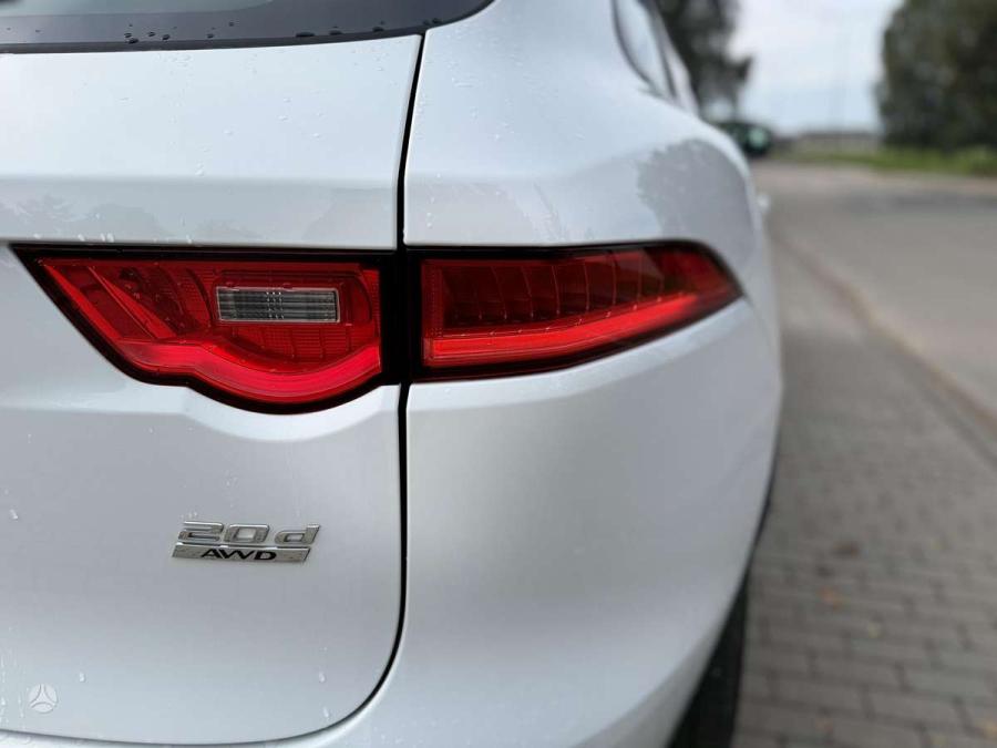 White Jaguar F-Pace 2017 in Taurage, with an engine capacity of 2.00 L and mileage of 170 thousand km for 12700 €, photo 8 on AUTOMOTO.COM.LV