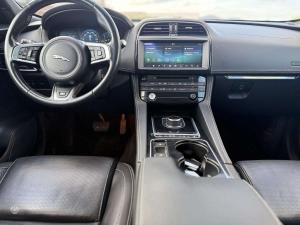 White Jaguar F-Pace 2017 in Taurage, with an engine capacity of 2.00 L and mileage of 170 thousand km for 12700 €, photo 9 on AUTOMOTO.COM.LV