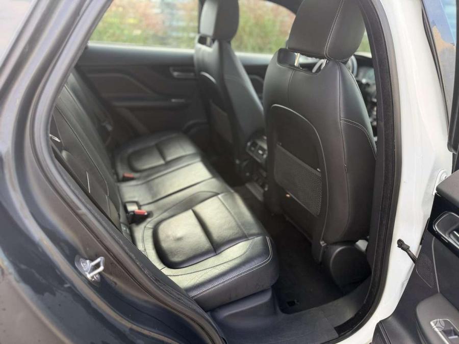White Jaguar F-Pace 2017 in Taurage, with an engine capacity of 2.00 L and mileage of 170 thousand km for 12700 €, photo 17 on AUTOMOTO.COM.LV