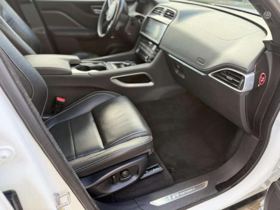 White Jaguar F-Pace 2017 in Taurage, with an engine capacity of 2.00 L and mileage of 170 thousand km for 12700 €, photo 20 on AUTOMOTO.COM.LV