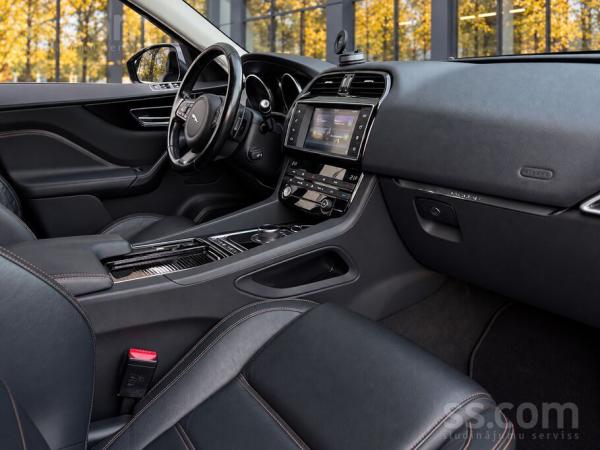 White Jaguar F-Pace 2017 in Riga, with an engine capacity of 2.00 L and mileage of 227 thousand km for 12700 €, photo 7 on AUTOMOTO.COM.LV
