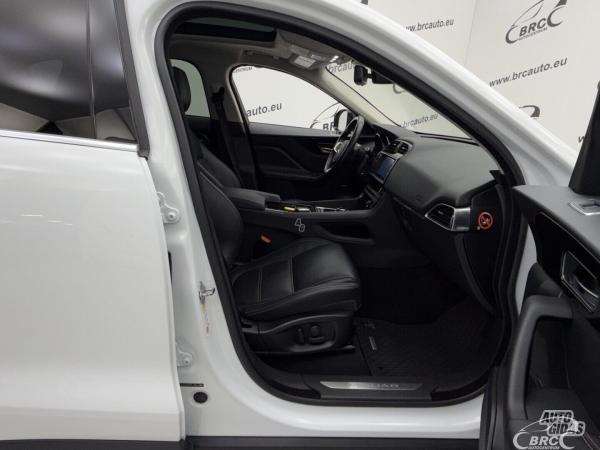 White Jaguar F-Pace 2018 in Avizieniai, with an engine capacity of 2.00 L and mileage of 71 thousand km for 19950 €, photo 4 on AUTOMOTO.COM.LV